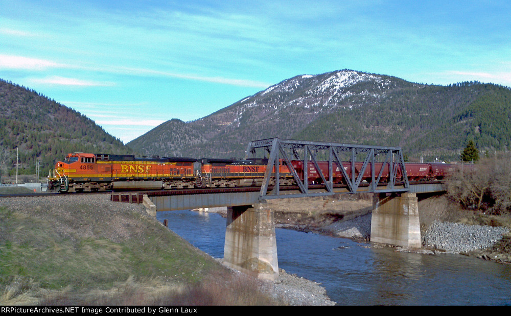BNSF 4855 & 1000 lead a worm train west